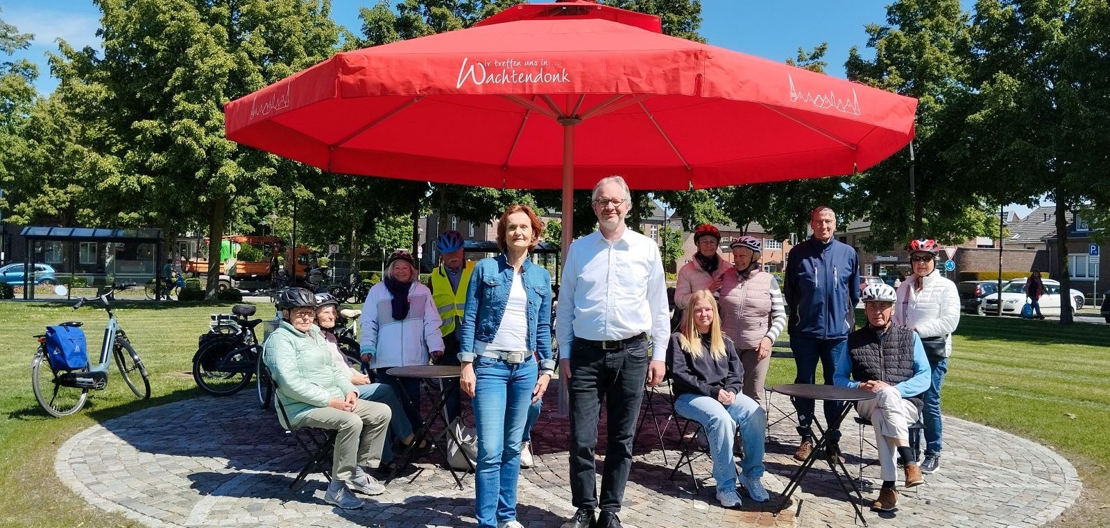 Einweihung des Sonnenschirms auf dem Friedensplatz | Gemeinde Wachtendonk
